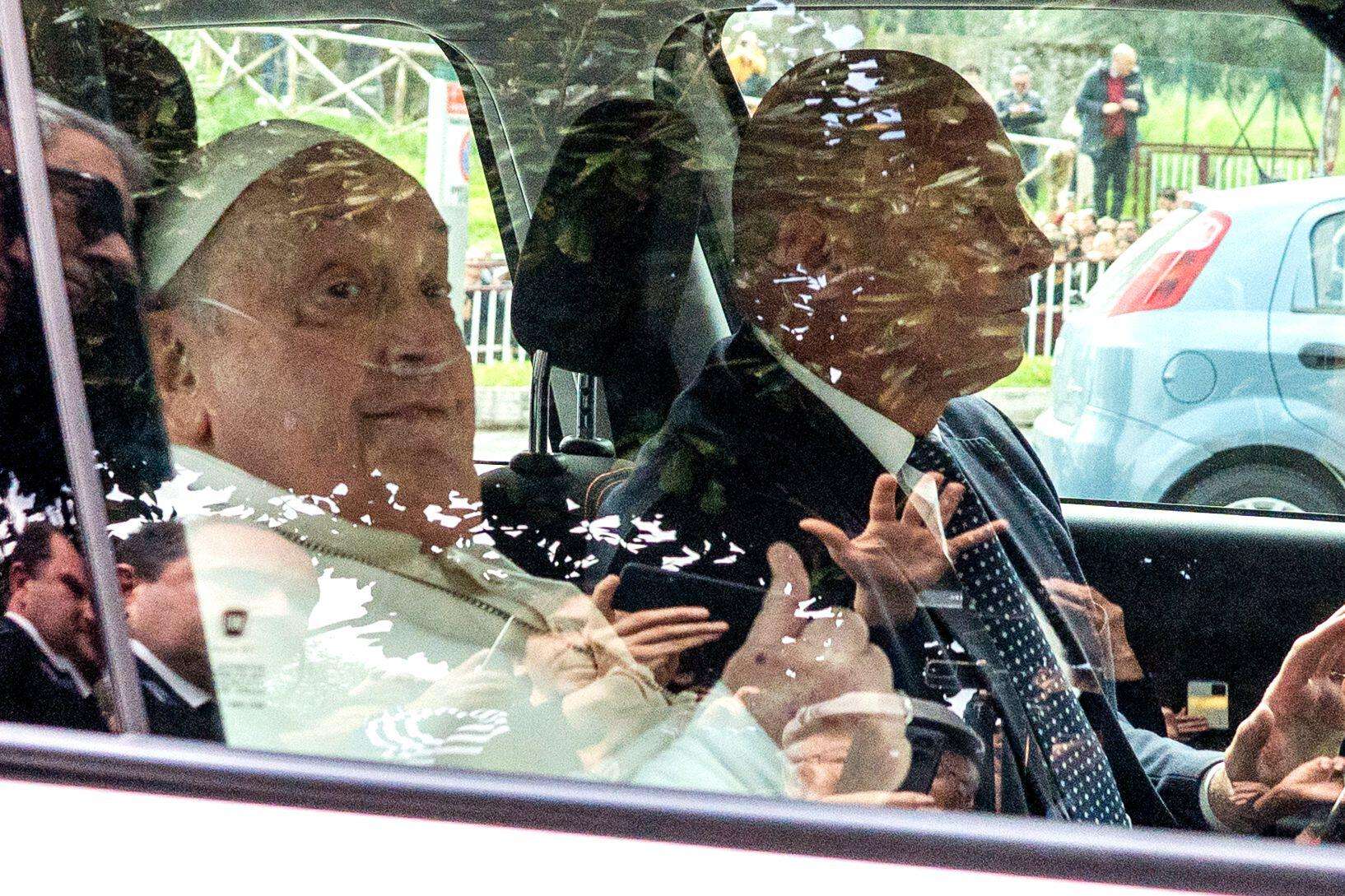 Pope released from hospital to convalesce in the Vatican - The Tablet