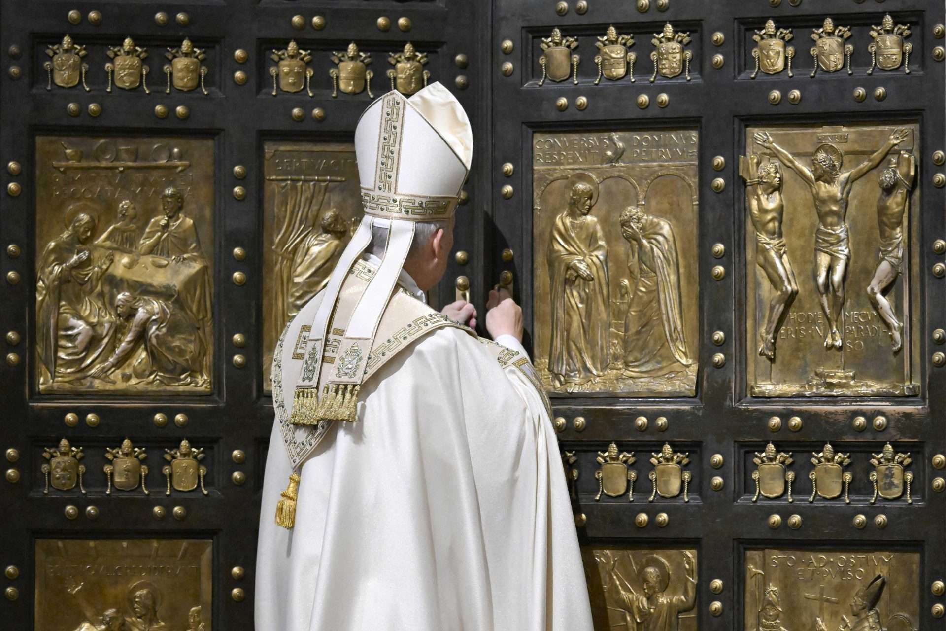 Pope Leo closes final Holy Door to end 2025 Jubilee - The Tablet